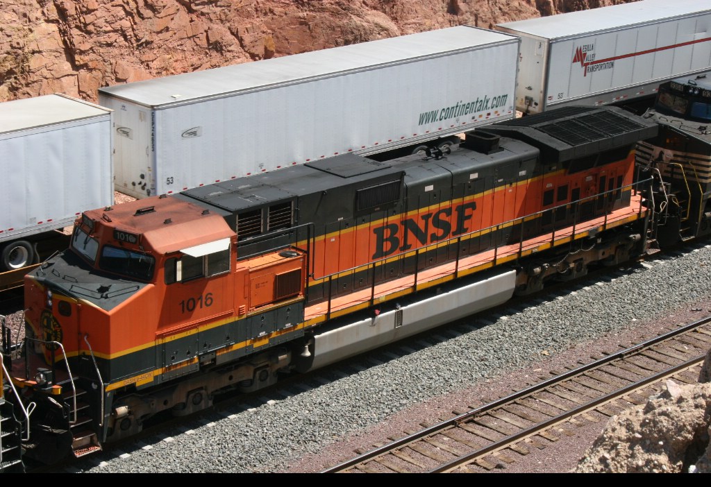 BNSF 1016